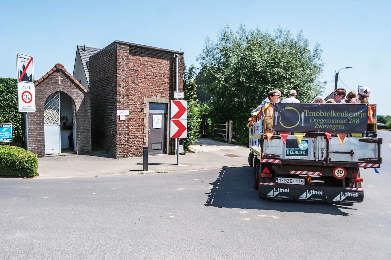 IN BEELD Leerlingen gemeenteschool Sint-Denijs trekken op kapellentocht ...