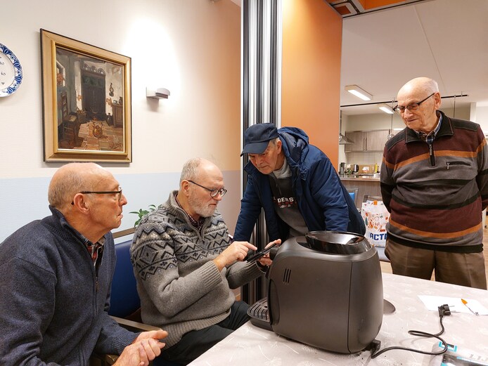 Hier repareren ze zelfs nog een overleden stofzuiger uit het Flintstone ...