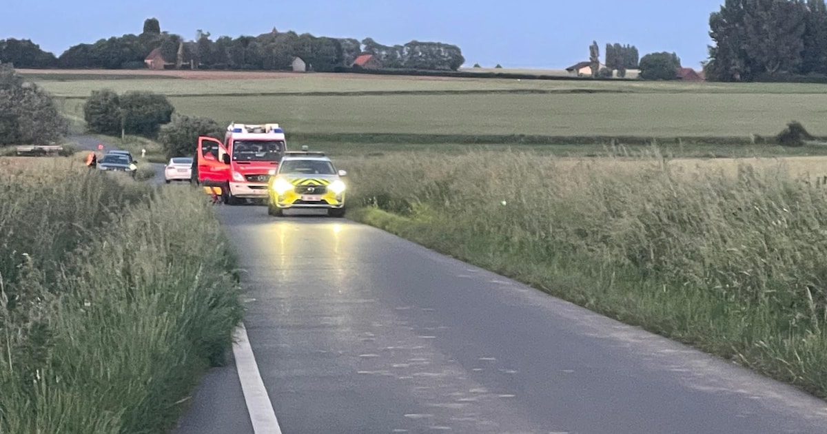 Man belandt met scooter in diepe gracht en sterft in Rollegem | Regio ...
