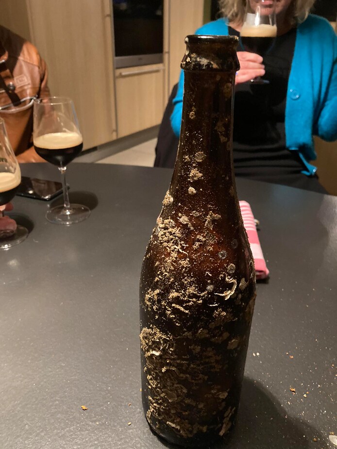 Waarom 700 bierflessen in het grootste geheim naar de bodem van de ...