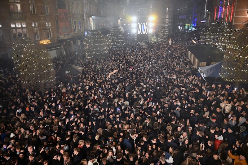 12.000 feestvierders op Oude Markt in Leuven tellen af naar 2026: “Om ...