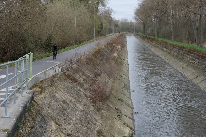 Opnieuw fietsster in Zenne beland, menselijke ketting kan Nele (40 ...