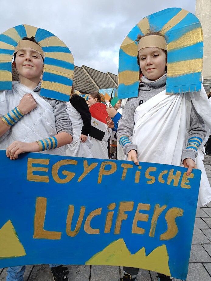 Scholieren kleuren Tielrode tijdens bonte optocht | Temse | hln.be