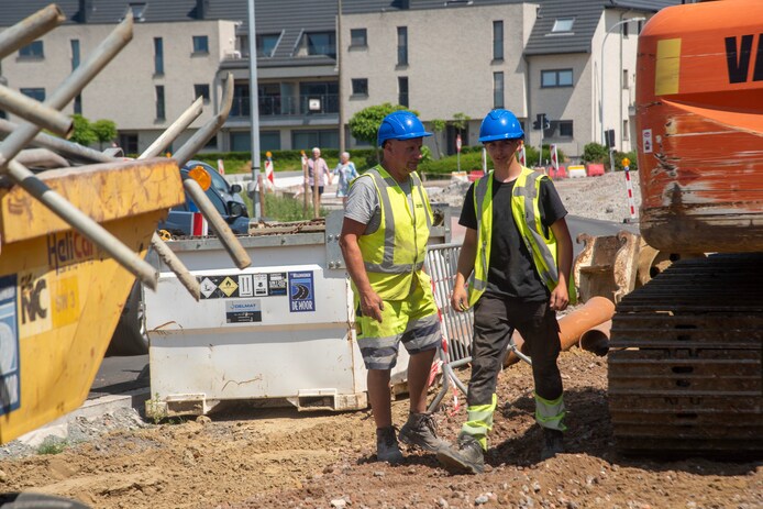 Unizo Wetteren trakteert wegenarbeiders op ijsjes op bloedhete werf ...