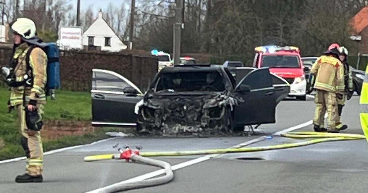 Dure Mercedes vat vuur in Nevele en brandt volledig uit: bestuurder (78 ...
