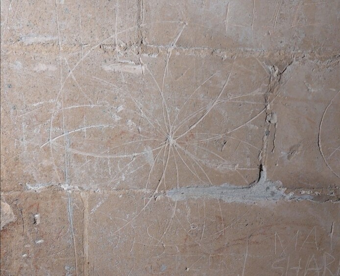 Duizenden inkervingen in Tongerse basiliek in kaart gebracht: “Penis op ...