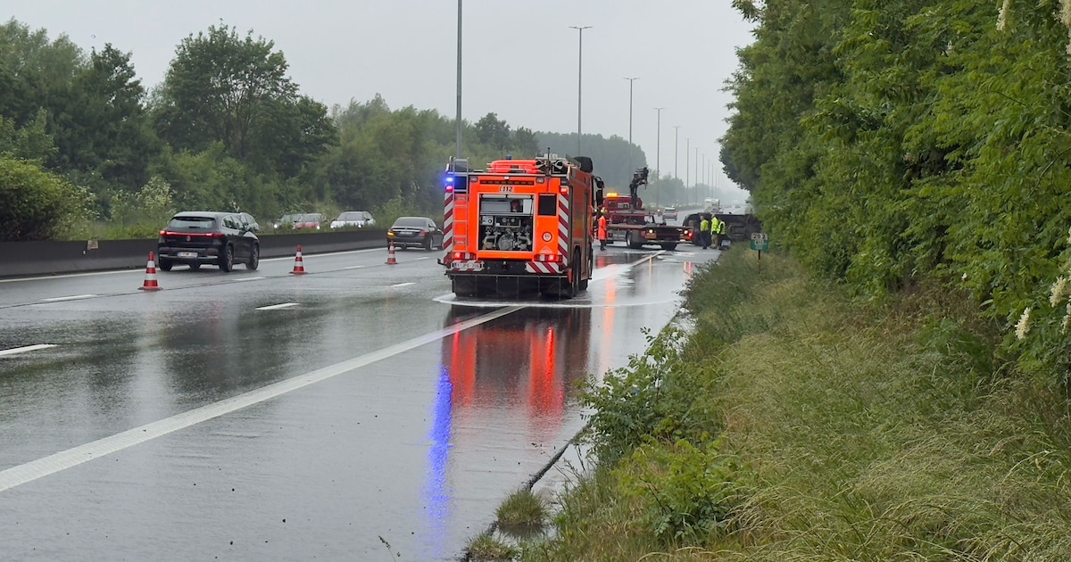 Auto belandt in gracht op E40 in Vlierzele, autosnelweg gedeeltelijk ...