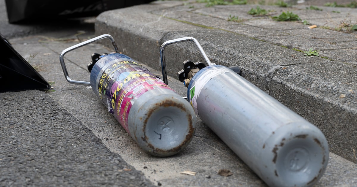 22-jarige bestuurder rijdt rond met lachgasballon in zijn mond ...