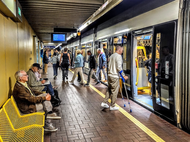 De Lijn neemt eerste elektrische bussen van BYD in dienst: Antwerpen ...