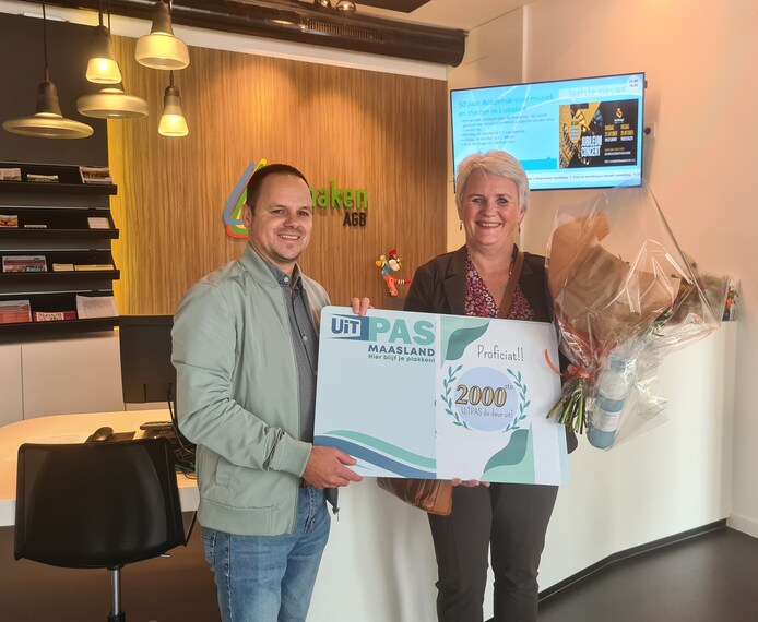 Petra Vrancken ontvangt 2000e UiTPAS | Lanaken | hln.be