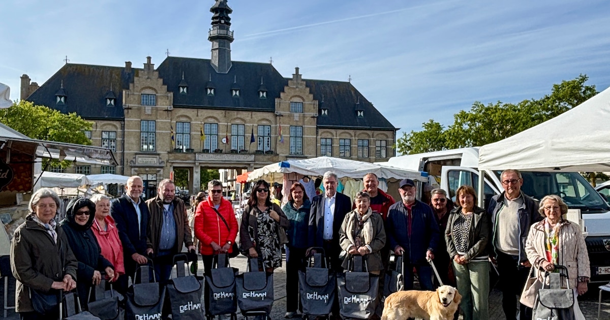 Winnaars Maand van de Markt in De Haan beloond met boodschappentrolley ...