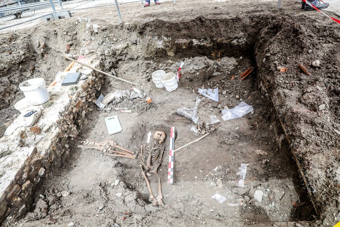 Beschilderde grafkelder uit 14de eeuw ontdekt onder Onze-Lieve-Vrouwekerkhof: “Ook al 45 ...