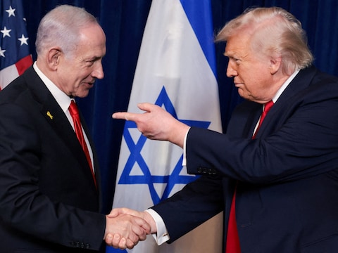 KIJK. Iran vuurt raket af met poster van gewonde Trump en uitdagende ...
