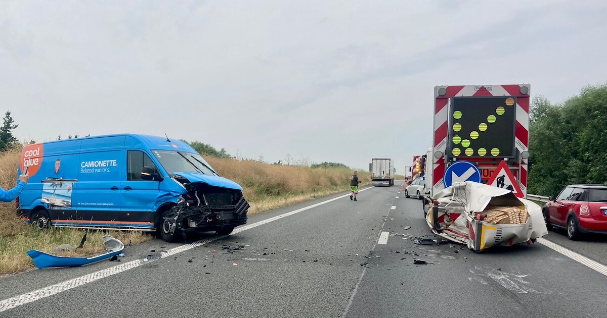 Koerier botst met bestelwagen op botsabsorbeerder: alleen verkeer ...