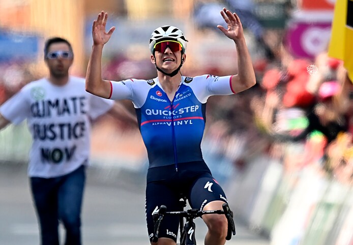 Waarom Remco Evenepoel alle koersen wint met zijn fluogele ‘killerbril ...