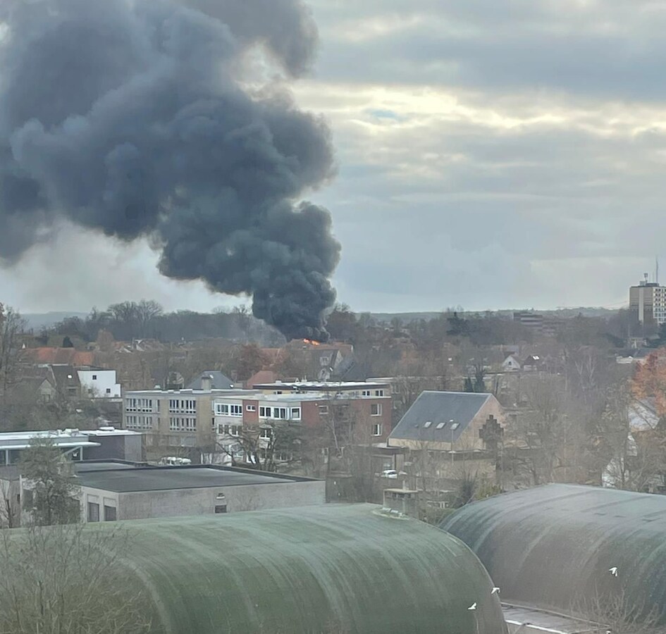 Grote rookpluim door brand in loods in Sint-Michiels: “Hou ramen en ...