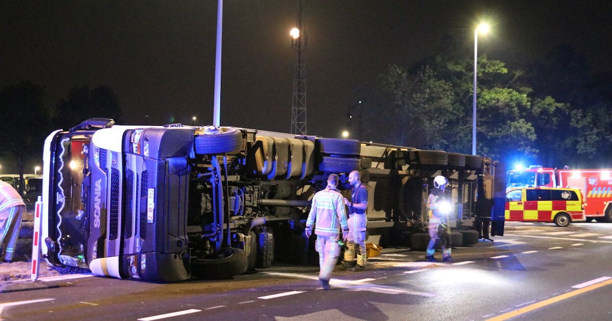 Vrachtwagen gevuld met boter kantelt aan wegenwerken op N41 | Regio ...