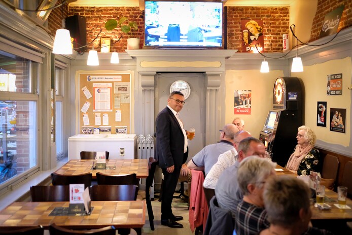FOTOREEKS: Teleurgestelde Luc De Boeck groet achterban in Bornem ...