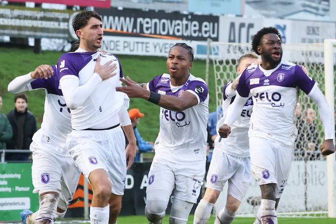 Beerschot niet langer alleen leider na verlies bij SK Deinze. Hervé ...
