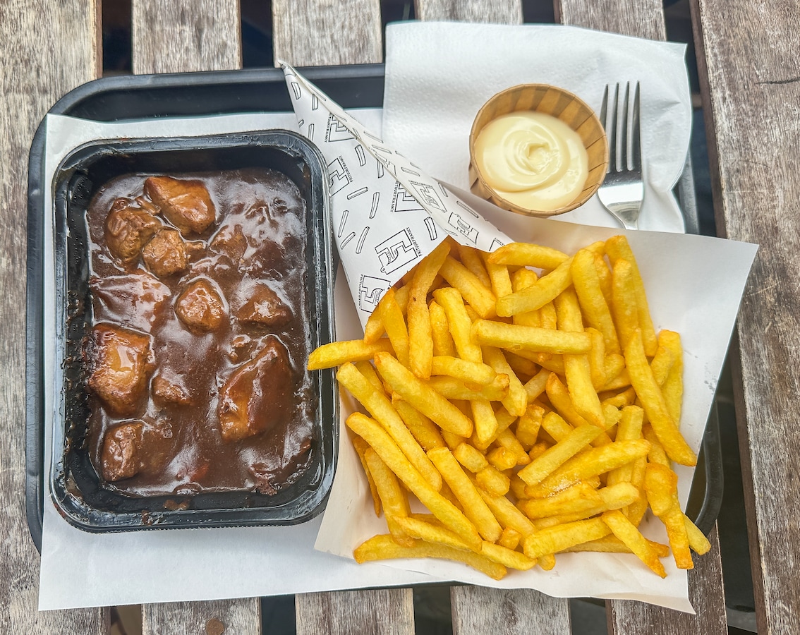 Luc Bellings proeft friet-stoofvlees in vijf frituren aan de kust en ...
