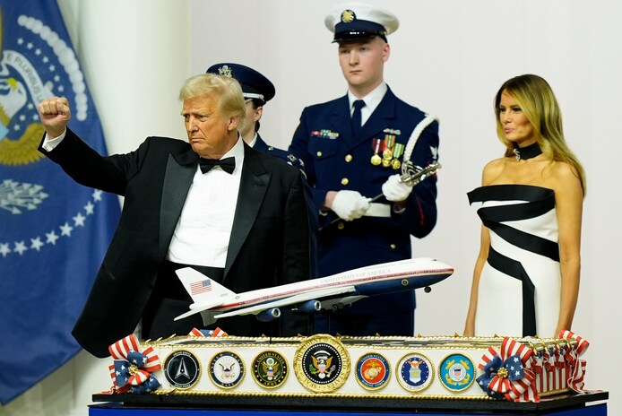 IN BEELD. Trump en first lady Melania dansen op inauguratieballs ...