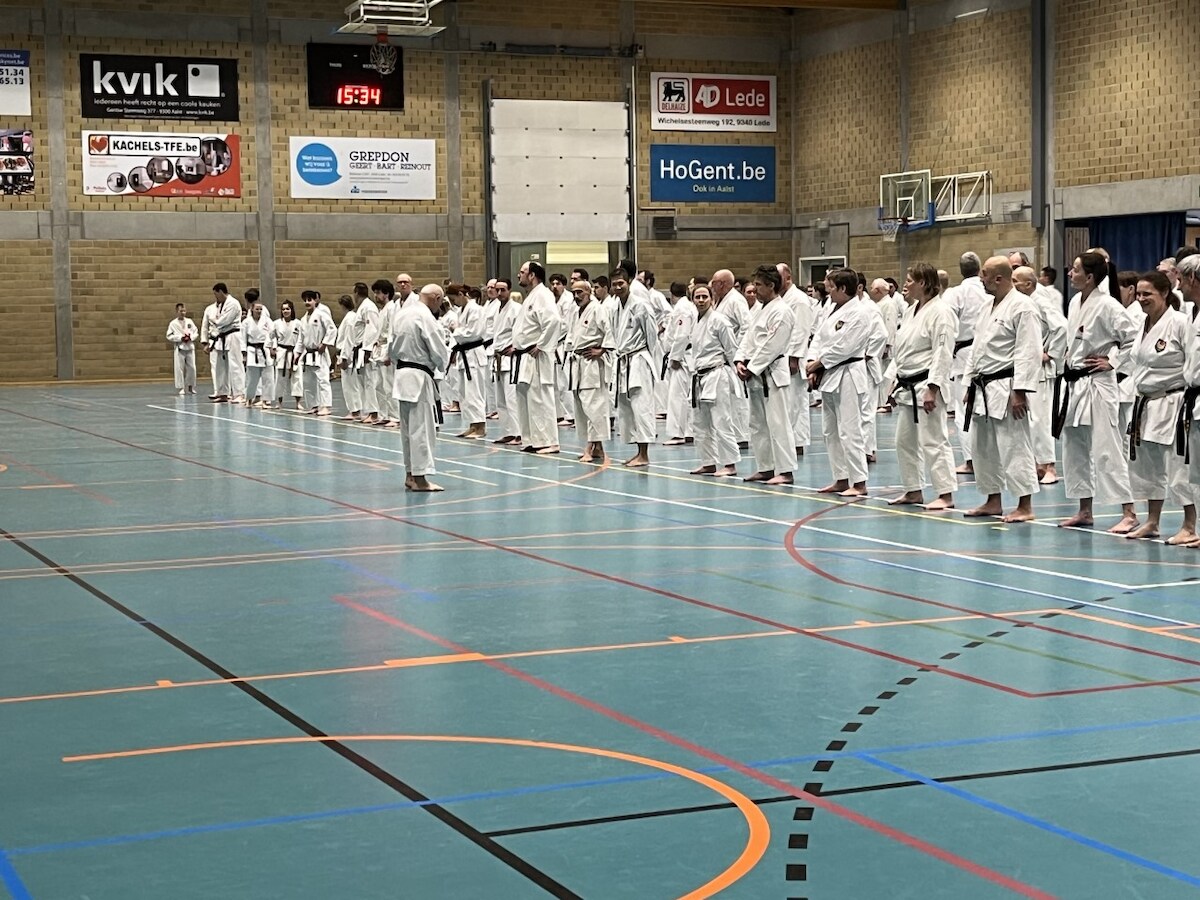 300 karateka’s op stage in sporthal De Ommegang | Foto | hln.be
