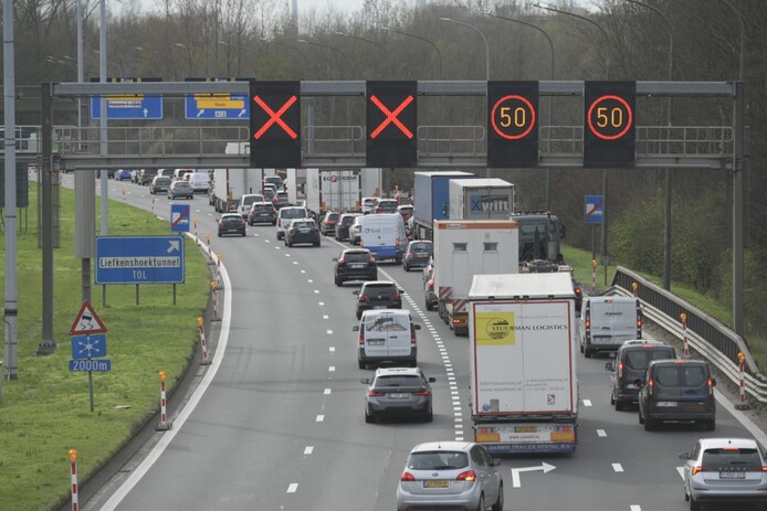 20 minuten file op de E19 richting Antwerpen door ongeval ter hoogte van Kontich: rijbaan vrij ...