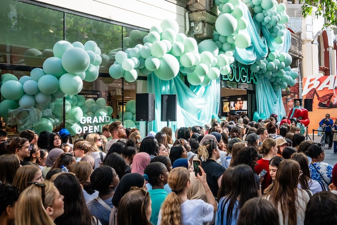 Deze nieuwe winkel op Antwerpse Meir lokt honderden mensen: gigantische ...