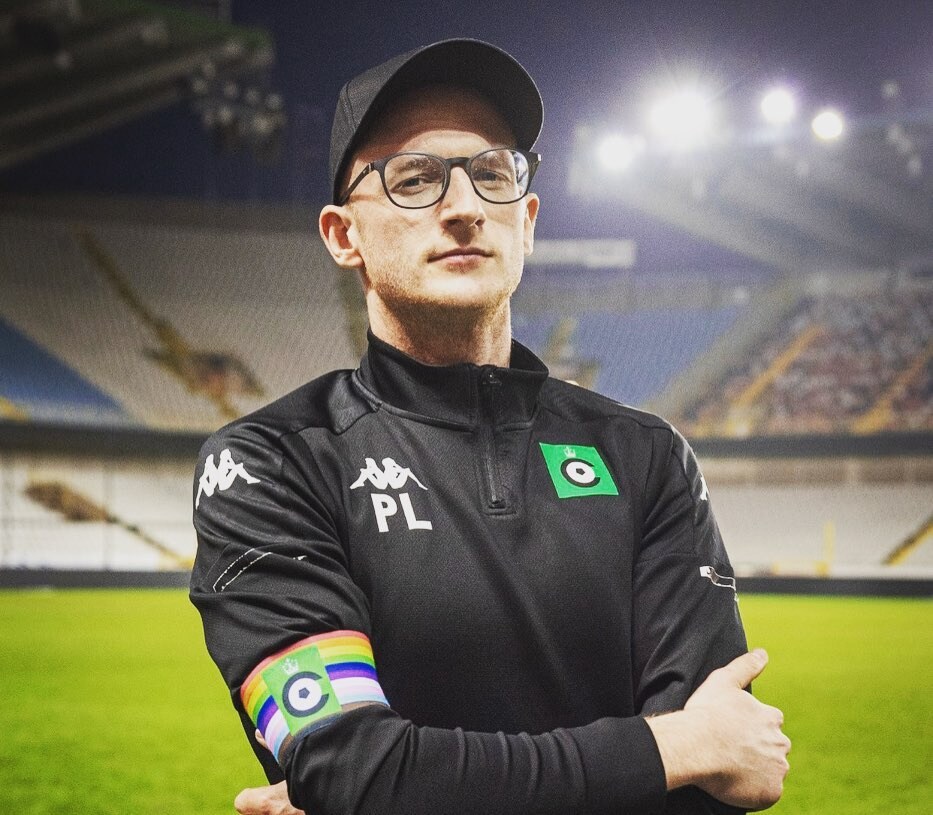 Holebi’s uit voetbalwereld ontgoocheld na verbod op regenboogband ...