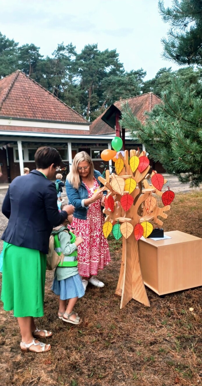 Leerlingen Sprankel in Meulenberg hangen dromen in droomboom: “Hoop dat ...