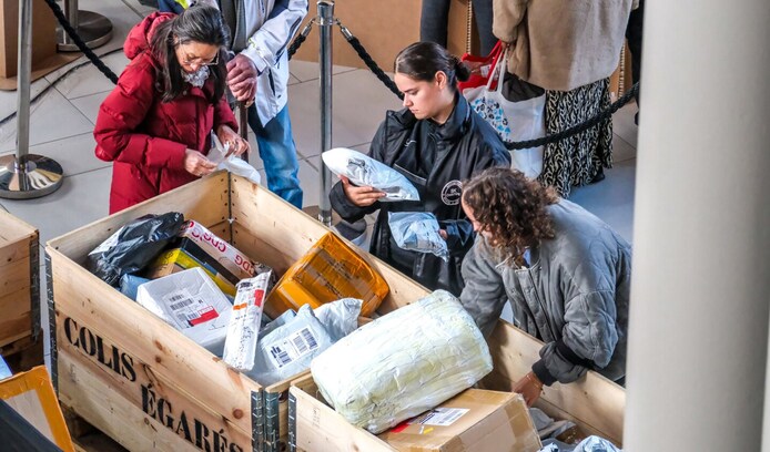 Nieuwe pop-up in Antwerpen verkoopt verloren postpakketjes: “Niet weten ...