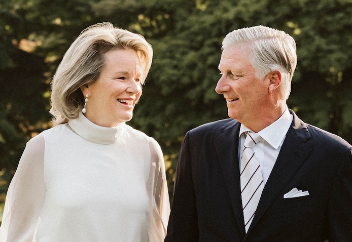 In stralend wit en met oorbellen van Fabiola: Filip en Mathilde vieren 25ste huwelijksverjaardag ...