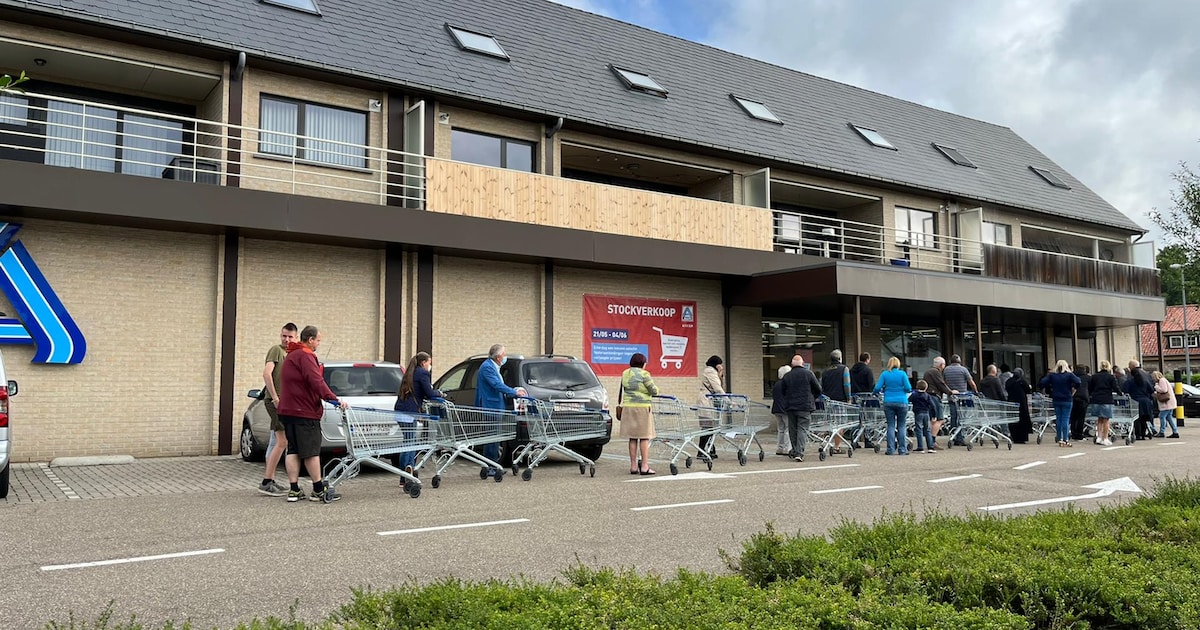 Outletwinkel van ALDI in Heppen lokt meteen veel koopjesjagers | Leopoldsburg | hln.be