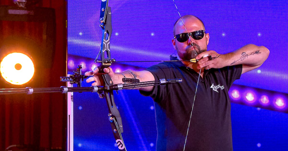 Blinde boogschutter Ruben (44) schiet appel van hoofd An Lemmens in ...