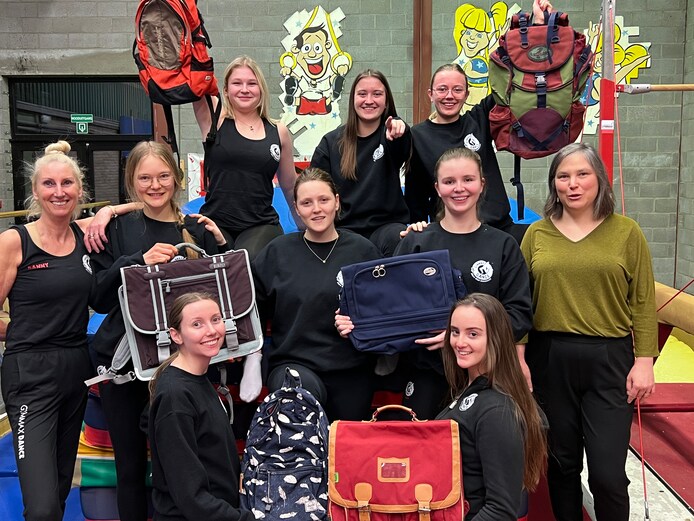 GymMAX Dance schenkt boekentassen aan Warmste Winkel | Dendermonde | hln.be