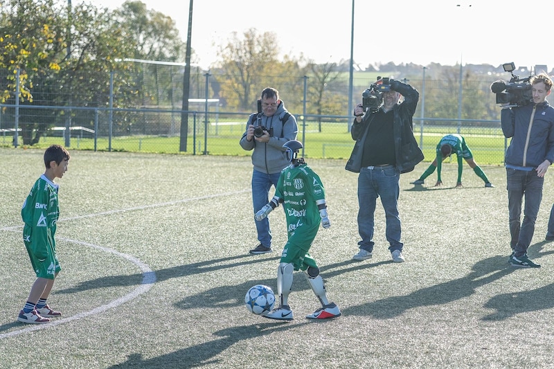 KIJK. Robot ‘Ben-Ben’ geeft aftrap bij G-voetbalclub Kortrijk ...