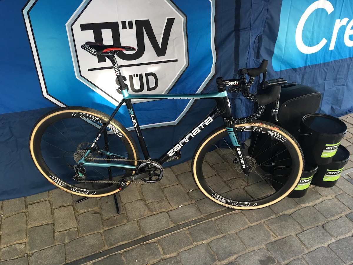 Timmy Simons stampt met Creafin-Tüv Süd nieuwe crossploeg uit de grond ...