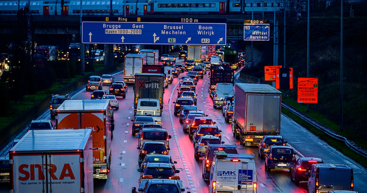 Nooit eerder zoveel file op Vlaamse snelwegen als in 2024 | Binnenland ...