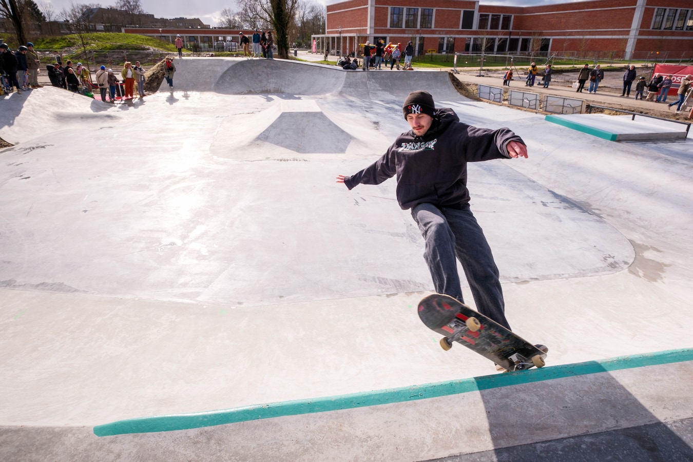 Geen losse obstakels, maar vloeiend geheel uit beton: nieuw skatepark ...