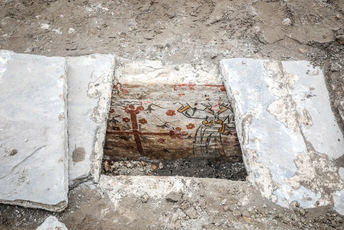 Beschilderde grafkelder uit 14de eeuw ontdekt onder Onze-Lieve-Vrouwekerkhof: “Ook al 45 ...