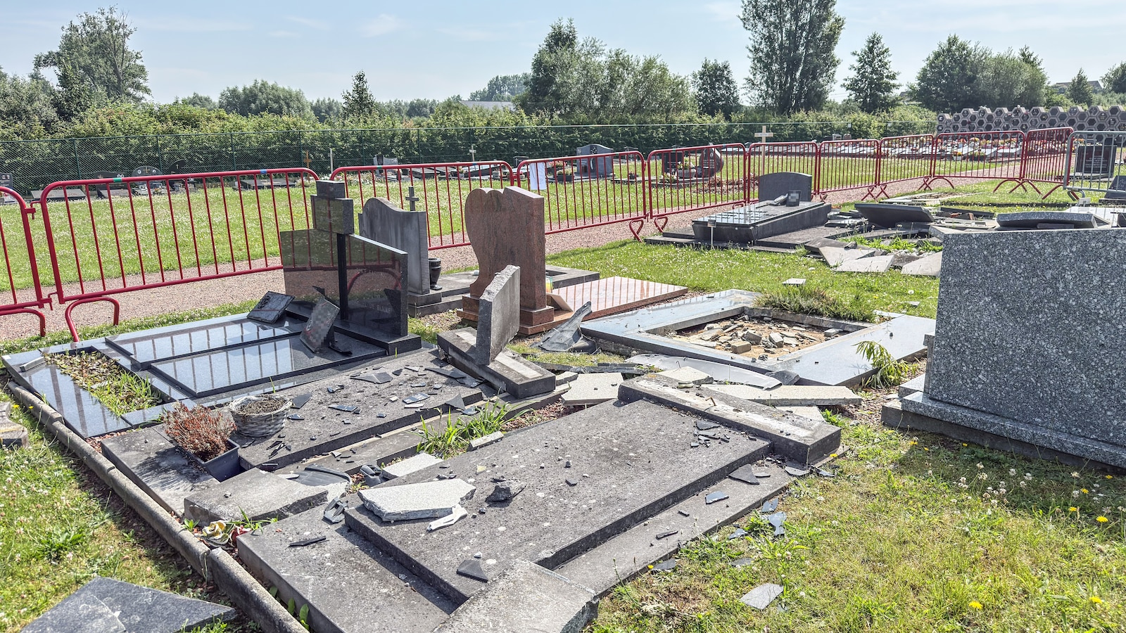 Oudere dame verliest controle over stuur en rijdt over vijftien graven ...