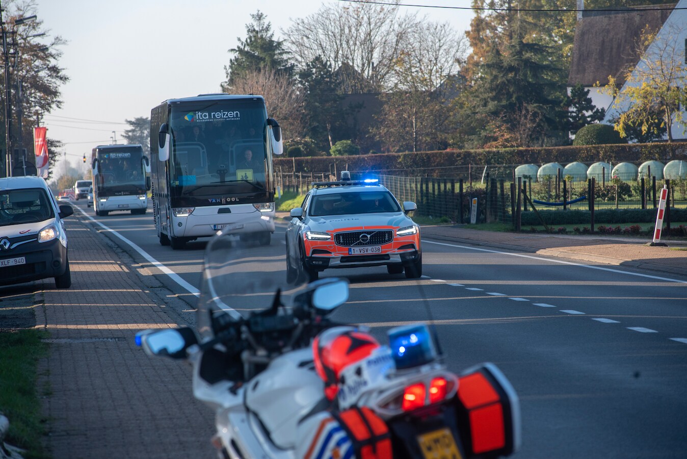 Secundaire school ontruimd na bommelding, afzender van bericht ontkent ...