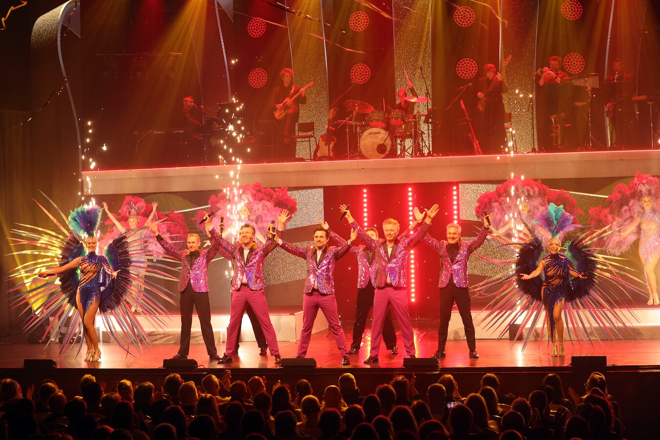 IN BEELD. Feestelijk startschot voor tiende én laatste Winterrevue met ...