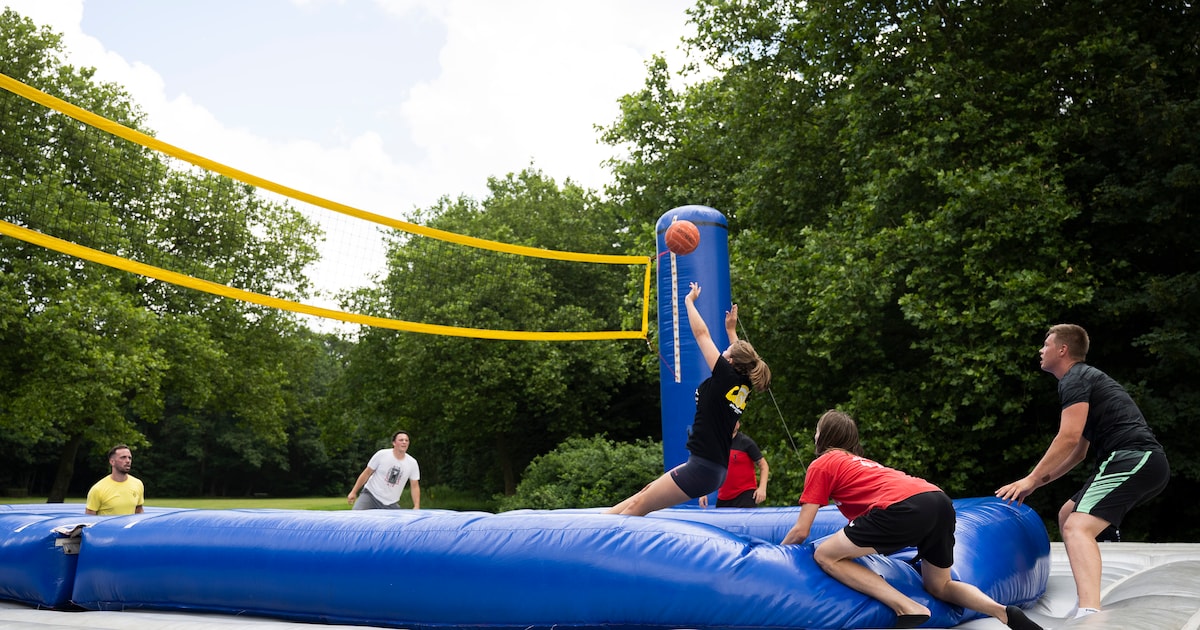 Volleybal en voetbal combineren op luchtkussen inclusief trampoline ...