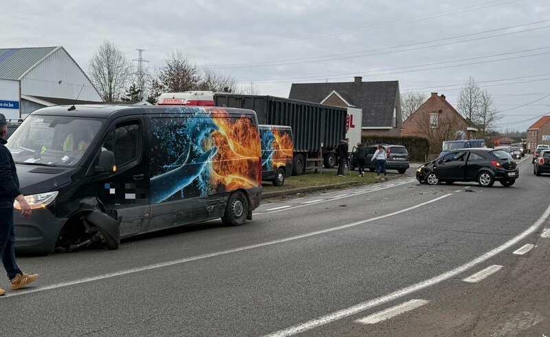 Rijbaan volledig versperd na botsing in Lochristi: “Spectaculair ...
