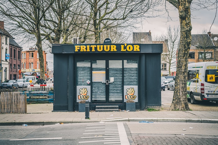 Van Bargiebrug tot Van Beverenplein: drie Gentse frietkoten over de kop. “Dit mag niet ...