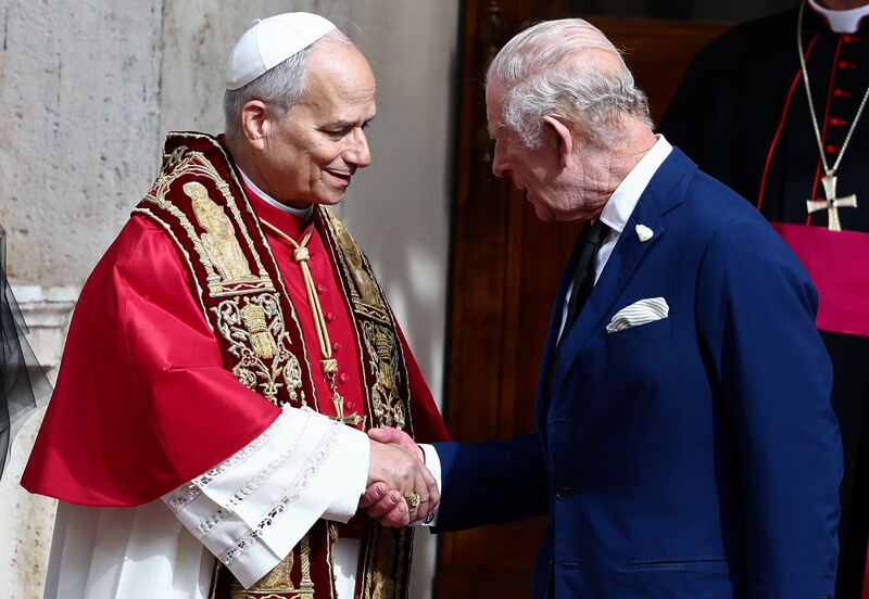 “Historisch moment”: koning Charles en paus Leo XIV bidden samen in ...