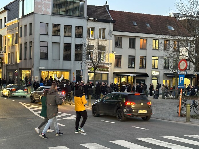 Rij voor ‘preparty’ Charlotte de Witte en Amelie Lens in Gent staat tot ...