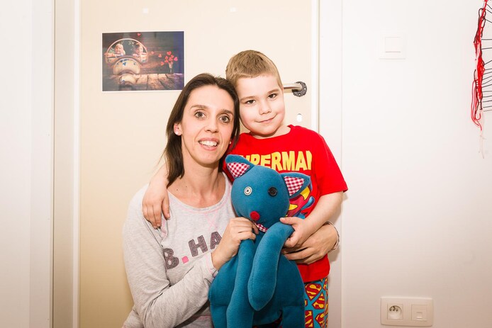 Juf verrast Mathiz (5) in pyjama | Nieuws | hln.be