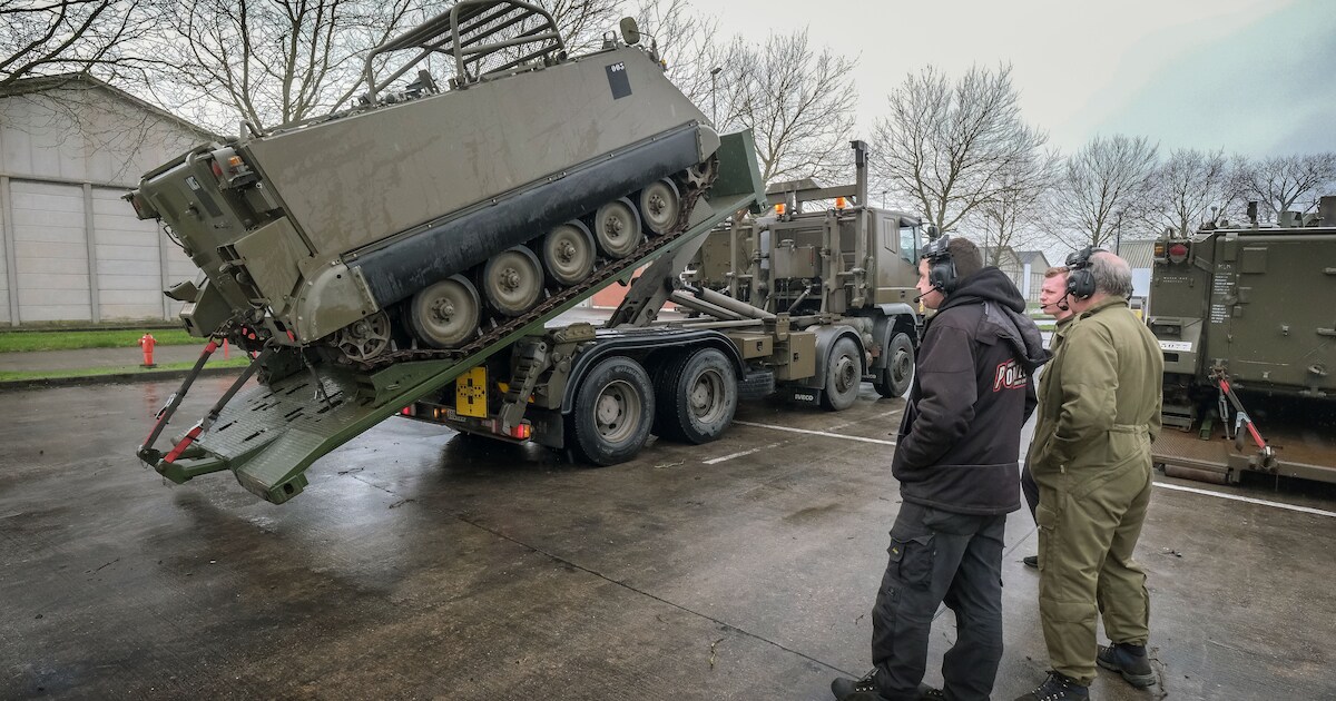 KIJK. Pantserwagens voor Tankmuseum komen aan in Ieper: “Veel van die ...
